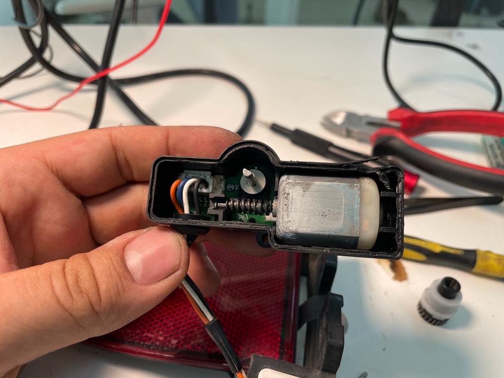 Model S MOTORIZED CHARGE PORT DOOR EU 1.5 Repair operation manual ...